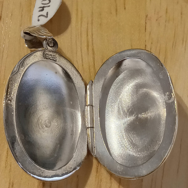 Engraved Medium Oval Locket – Mar Silver Jewelry